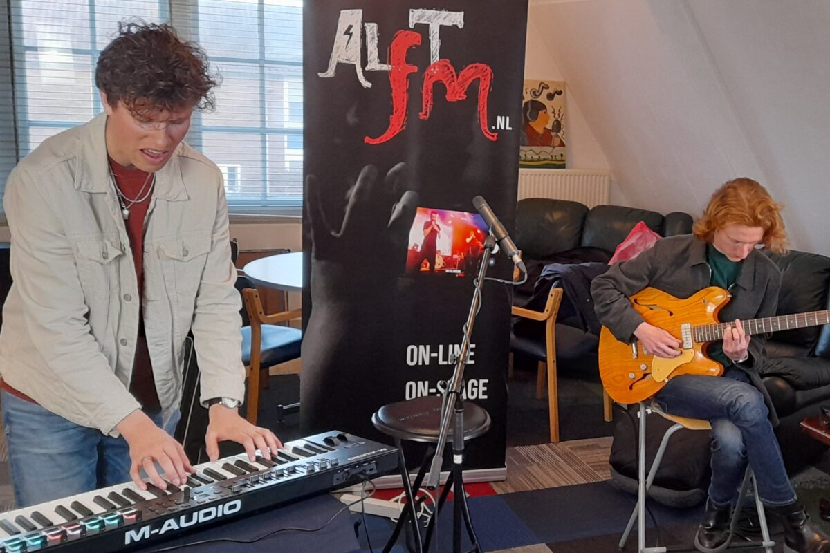 2023-13. De intieme bedroompop van Lucas Rens in 3 voor 12 Noord ...